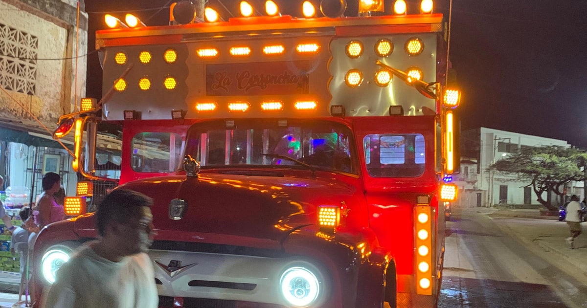 Cartagena: Chiva + Disco – Rumba op wielen | GetYourGuide