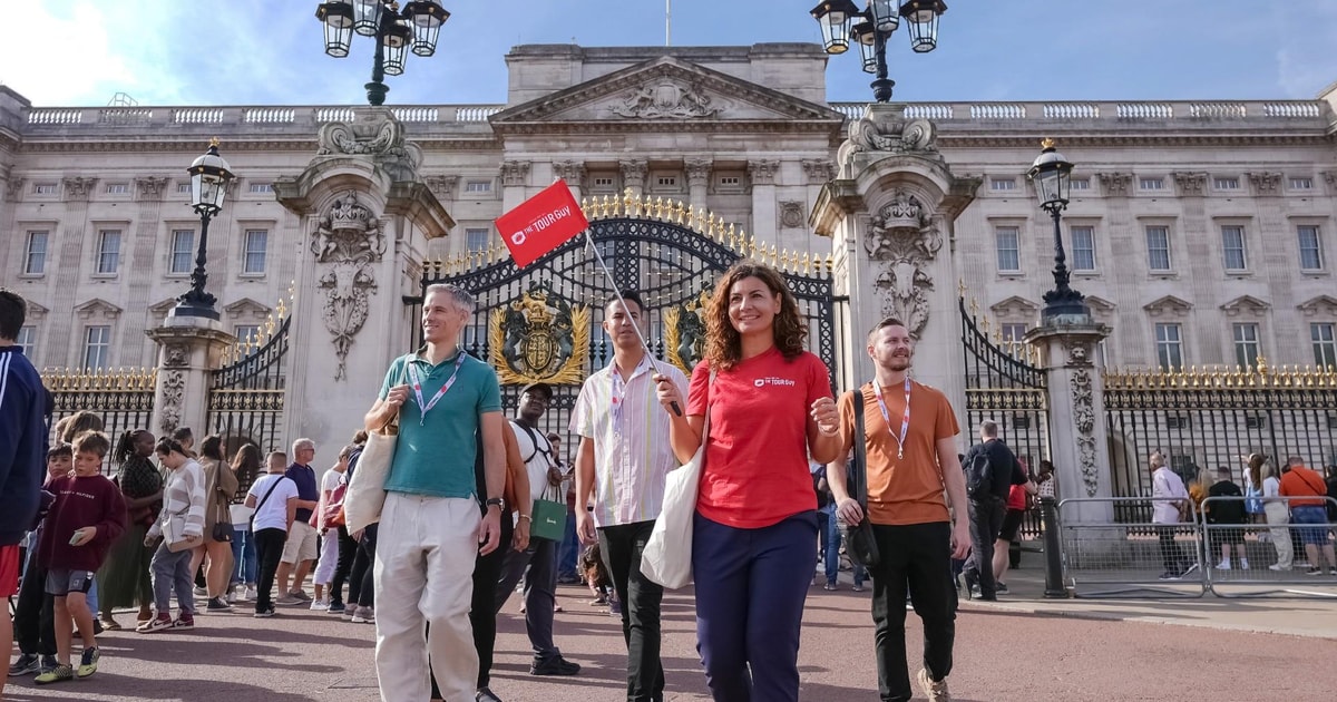 London: Royal Walking Tour and Buckingham Palace Audio Tour | GetYourGuide