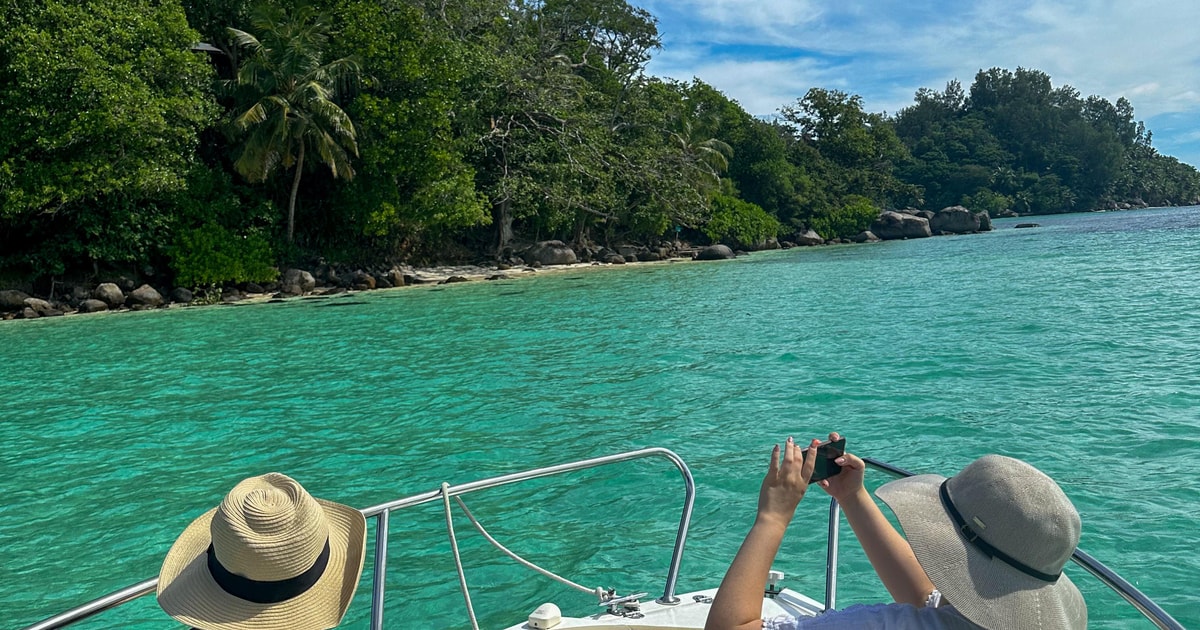 Mahe: Excursión de medio día en barco privado por el Parque Marino de ...
