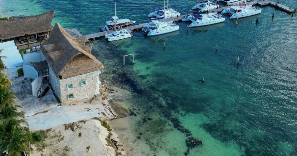 Isla Mujeres: Tour deluxe in catamarano | GetYourGuide