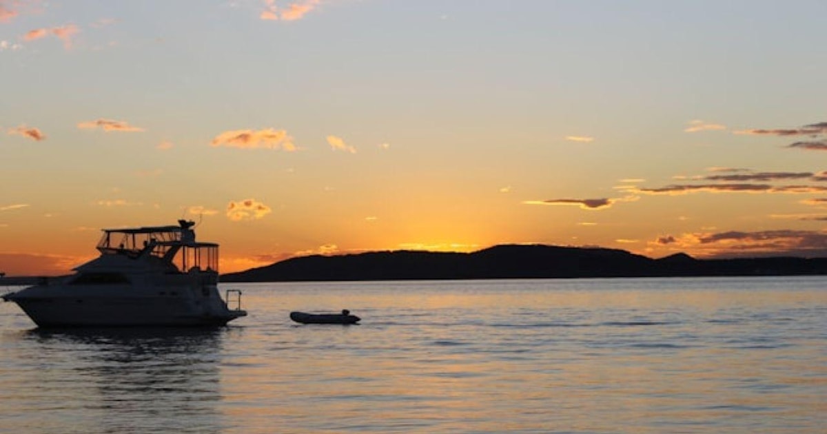 Terrasini: Sonnenuntergang mit Boot, Aperitif und Badepause | GetYourGuide
