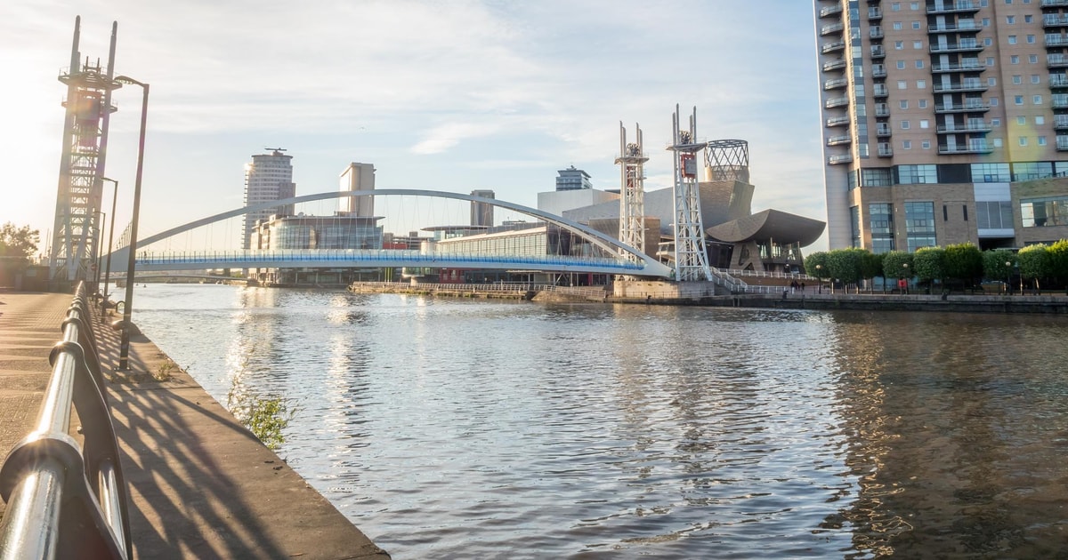 Manchester: Express Walk with a Local in 60 minutes | GetYourGuide