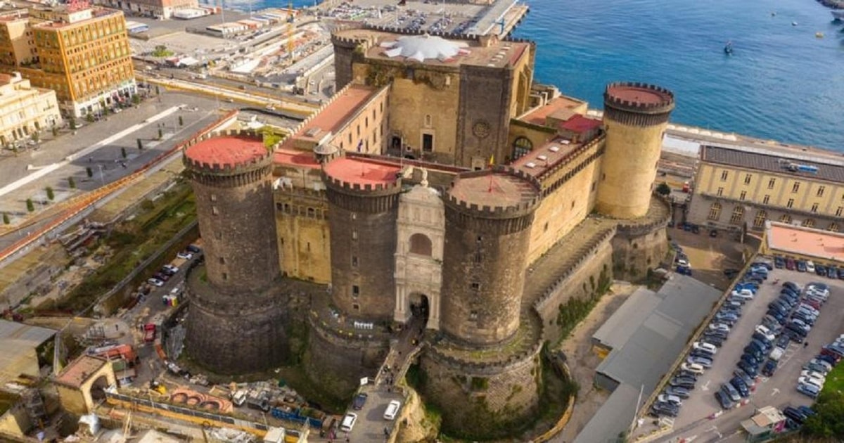 Naples: walk through the alleys of the city with local guide | GetYourGuide