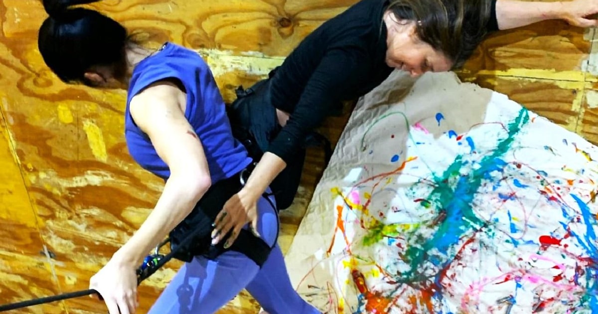 Buenos Aires Fliegen mit einem Gurtzeug und Malen eines abstrakten ...