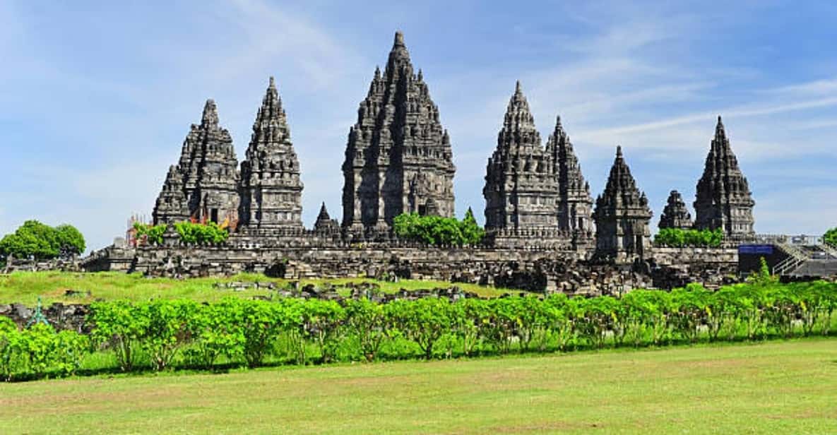 Yogyakarta; výlet džípem na horu Merapi a chrám Prambanan | GetYourGuide