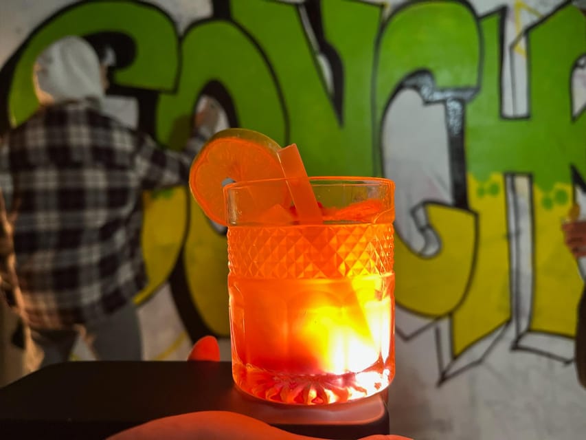 Graffiti machen und Cocktails trinken - Sip and Spray with Locals ...