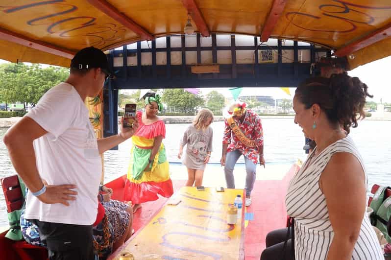 Cartagena: Tour en barco típico colombiano con almuerzo caribeño ...