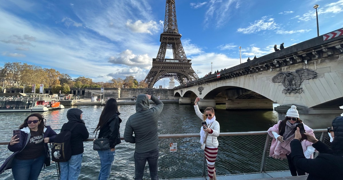 Paris: croazieră de 1 oră pe Sena cu plecare de la Turnul Eiffel ...