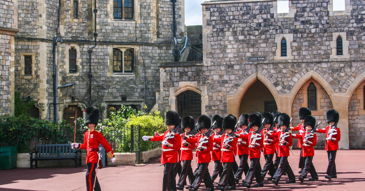 London: Changing of the Guard & Central London Food Tour | GetYourGuide
