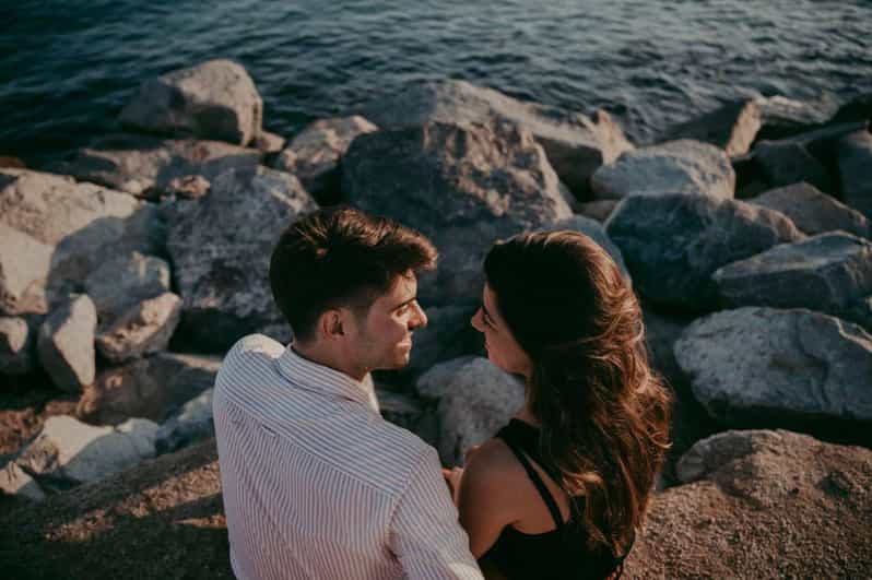 Calella: Sesión de fotos para dos, en la playa, al atardecer. | GetYourGuide