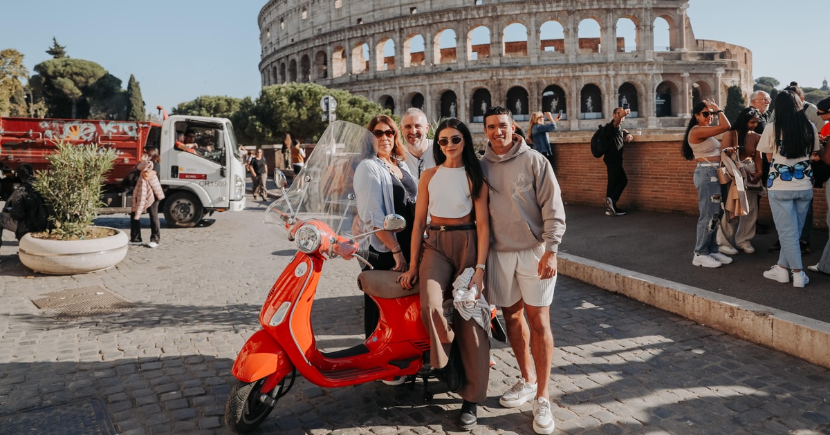 Vespa-tur i Roms gader med professionel fotografering | GetYourGuide