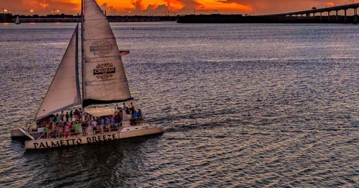 Charleston Iconic Sunset Sail -Catamarán de lujo con bar | GetYourGuide