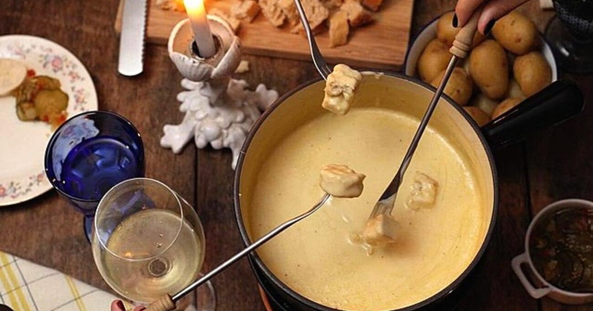 Zurich: Raclette/Fondue, Boat Tour & Lindt Chocolate Museum | GetYourGuide