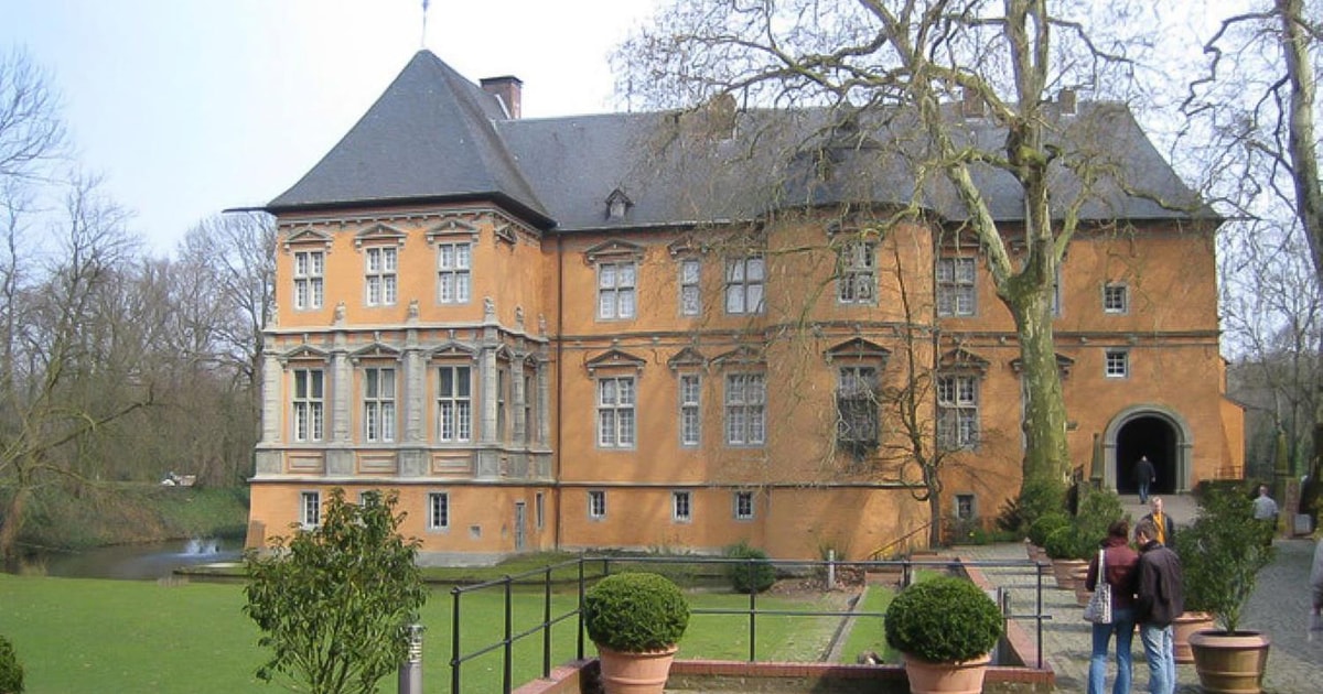 Mönchengladbach: Castillos de Niederrhein Visita guiada en Segway ...