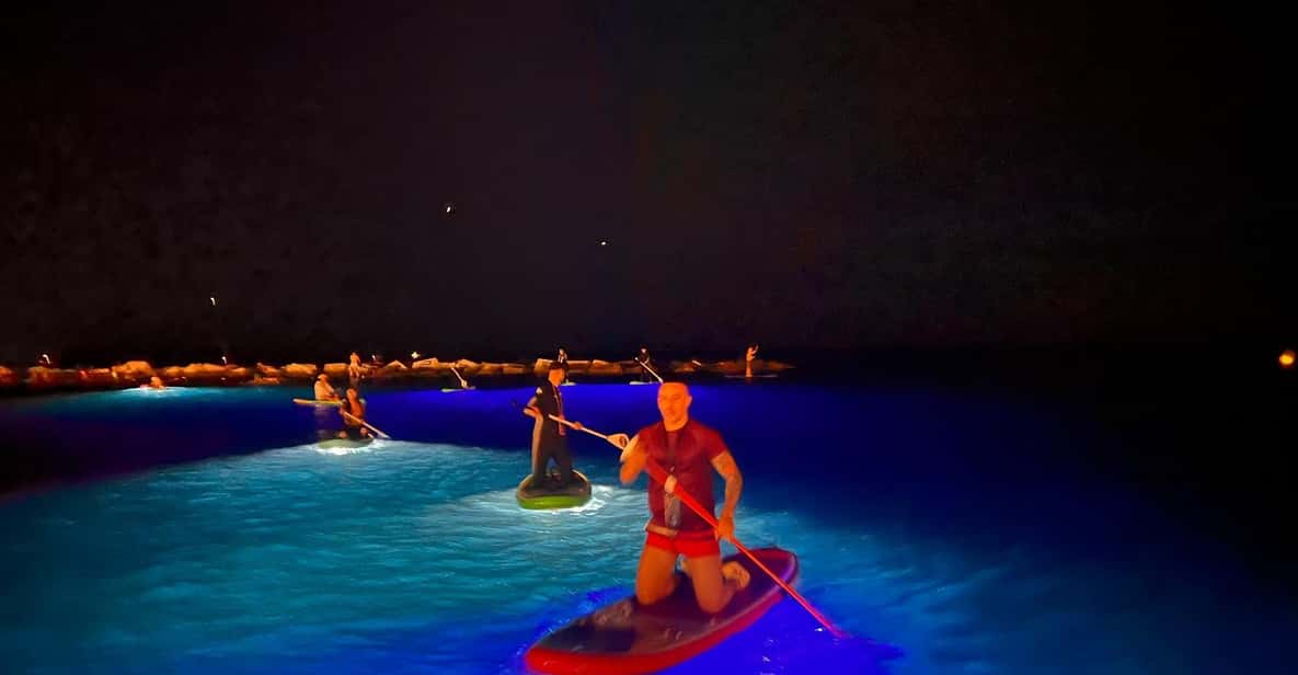 taula de paddle surf a la nit amb llum i cava -FIREFLY | GetYourGuide