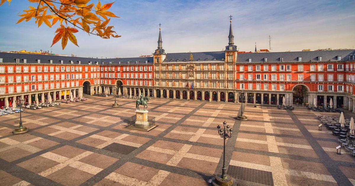 Real Madrid Tour a pie: Palacios y Plazas | GetYourGuide