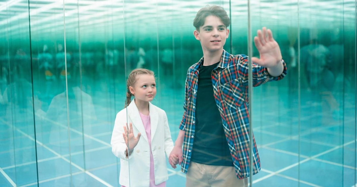 Haus der Attraktionen'': Glaslabyrinth Familien Ticket 2+1 | GetYourGuide