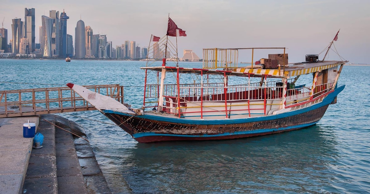 Doha: À noite, passeio de barco Dhow tradicional na Corniche ...