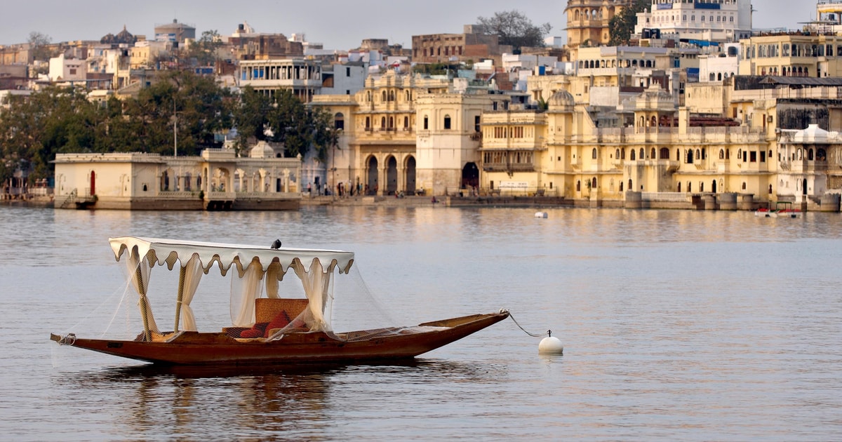 Udaipur: City Palace, Jagdish Temple, and Lake Pichola Tour | GetYourGuide