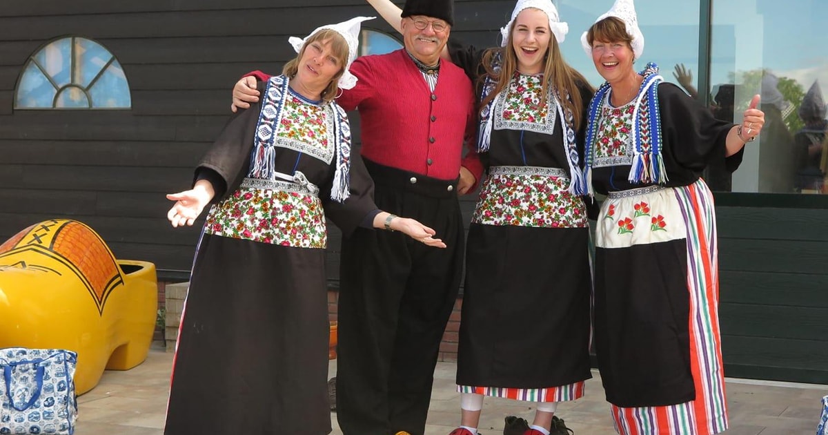 Volendam: Foto de Traje Tradicional con Queso y Tour de Zuecos ...