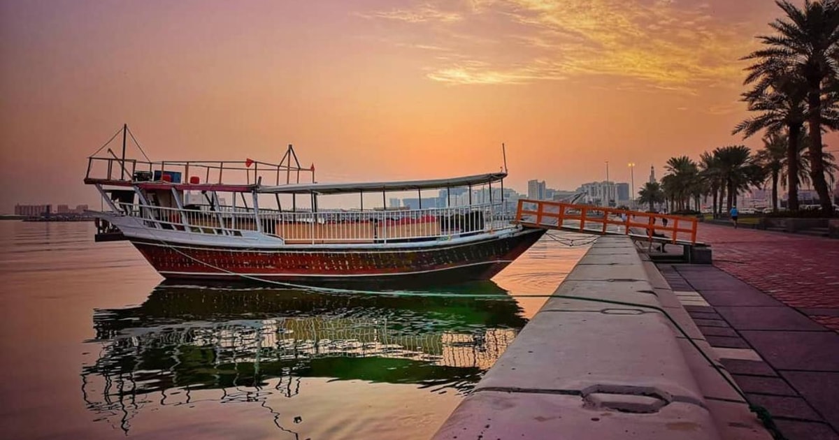 Doha: zonsondergang/serenade Doha's skyline traditionele dhowcruise ...