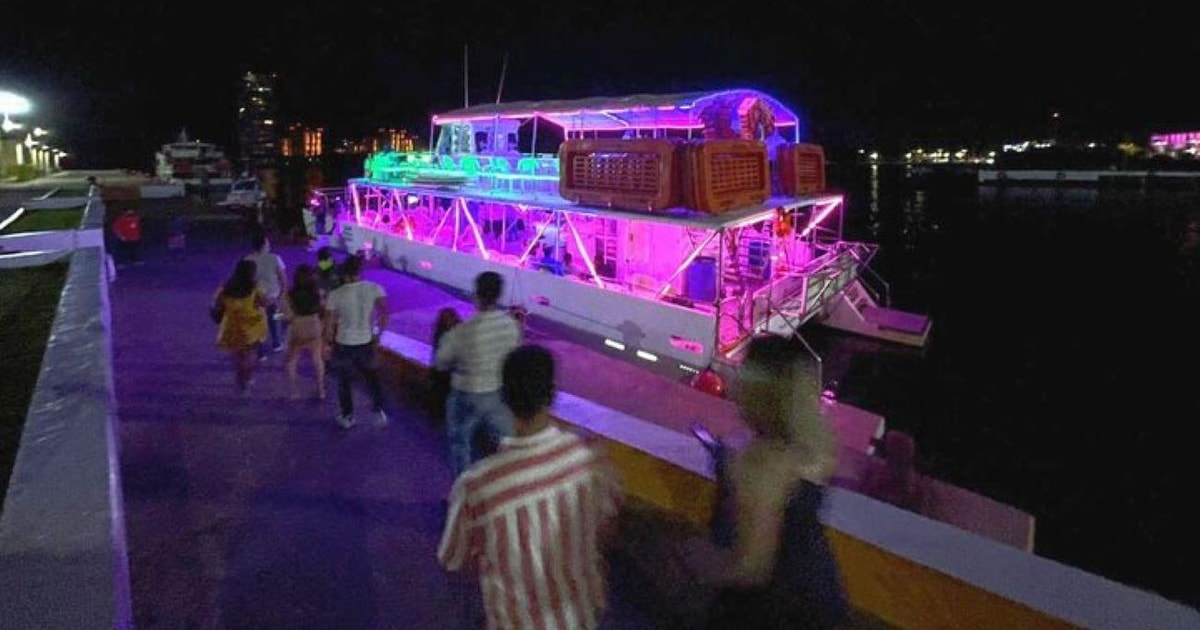Puerto Vallarta: Fiesta en Barco de Neón con DJ y Barra Libre ...
