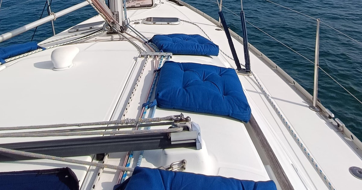 Zeilboot avontuur op zee in Dubai met uitzicht op Burj Khalifa ...