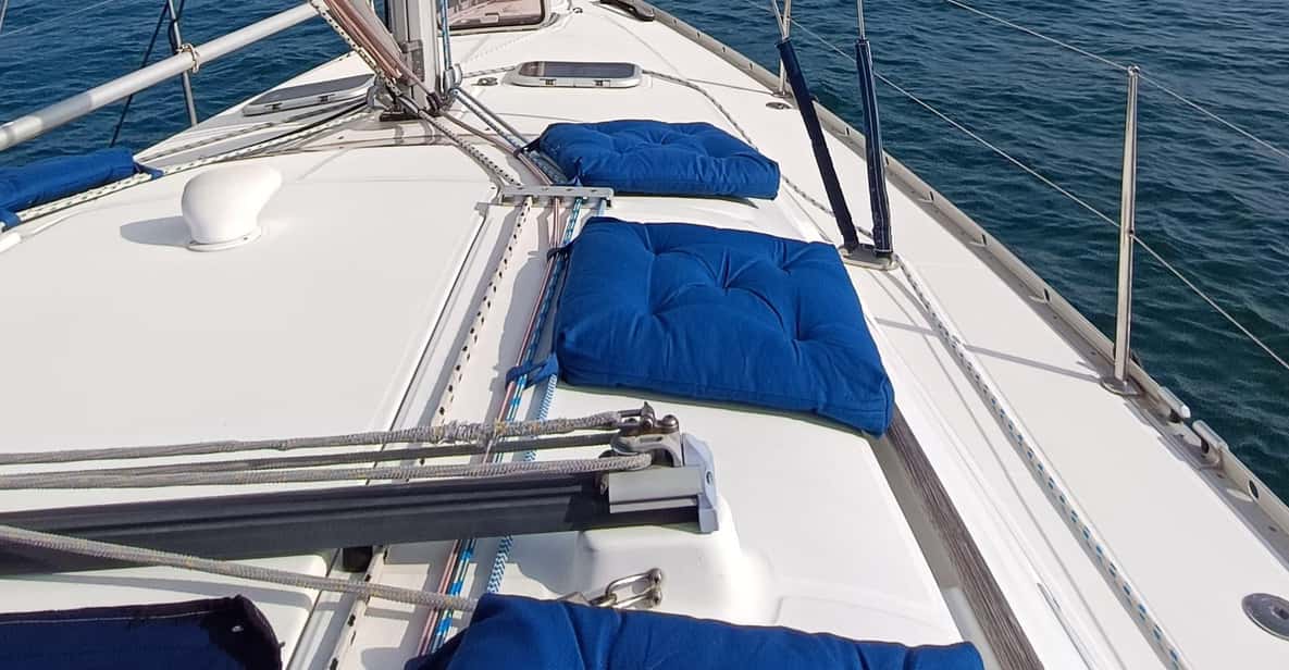 Zeilboot avontuur op zee in Dubai met uitzicht op Burj Khalifa ...