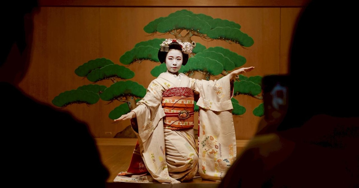 Dança Maiko e cerimónia do chá num palco Noh em Quioto | GetYourGuide
