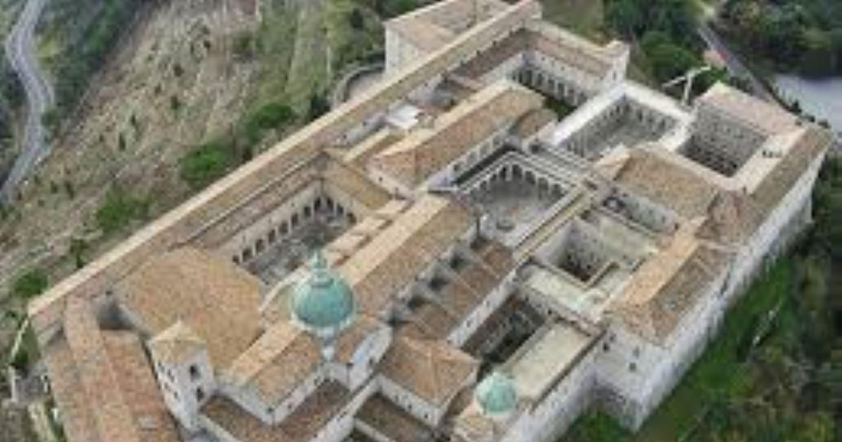 Tour naar het Koninklijk Paleis van Caserta en Monte Cassino: met gids ...