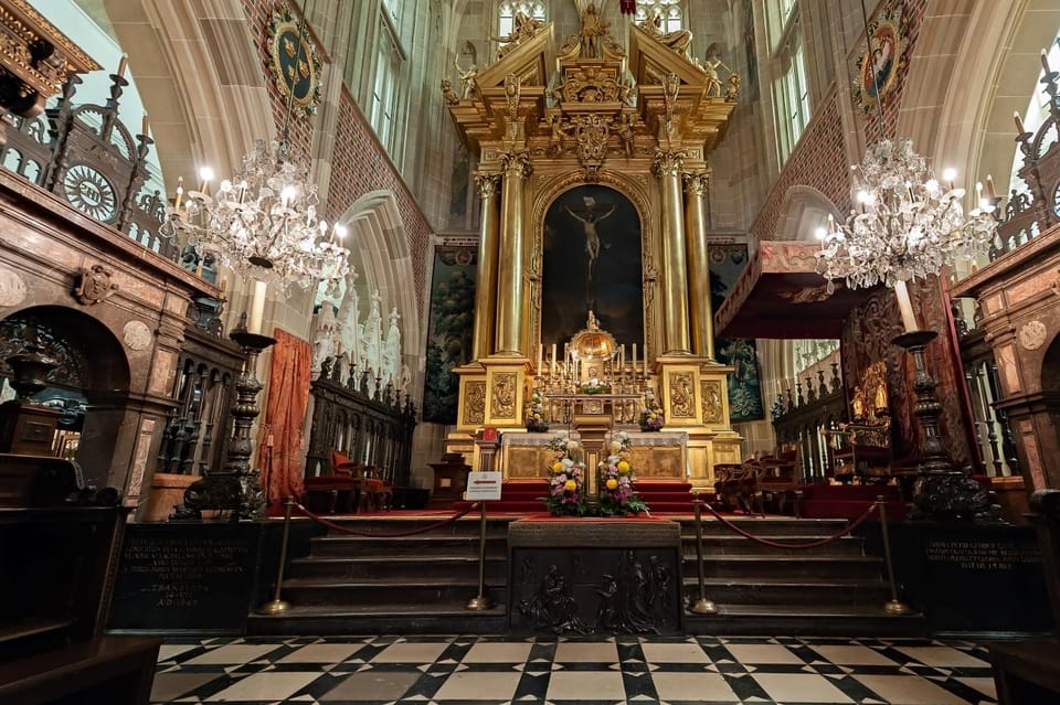 Krakow: Guided Tour of Wawel Hill and St. Mary's Basilica | GetYourGuide