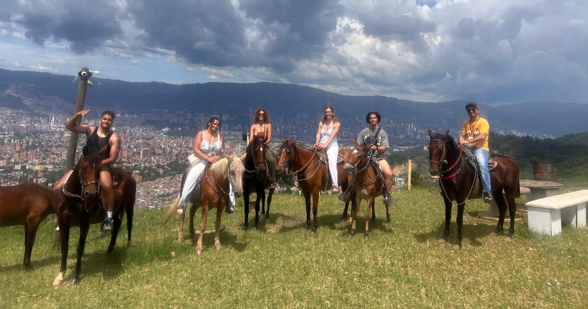Medellín: cabalgata, mirador, comuna 13 y teleférico | GetYourGuide