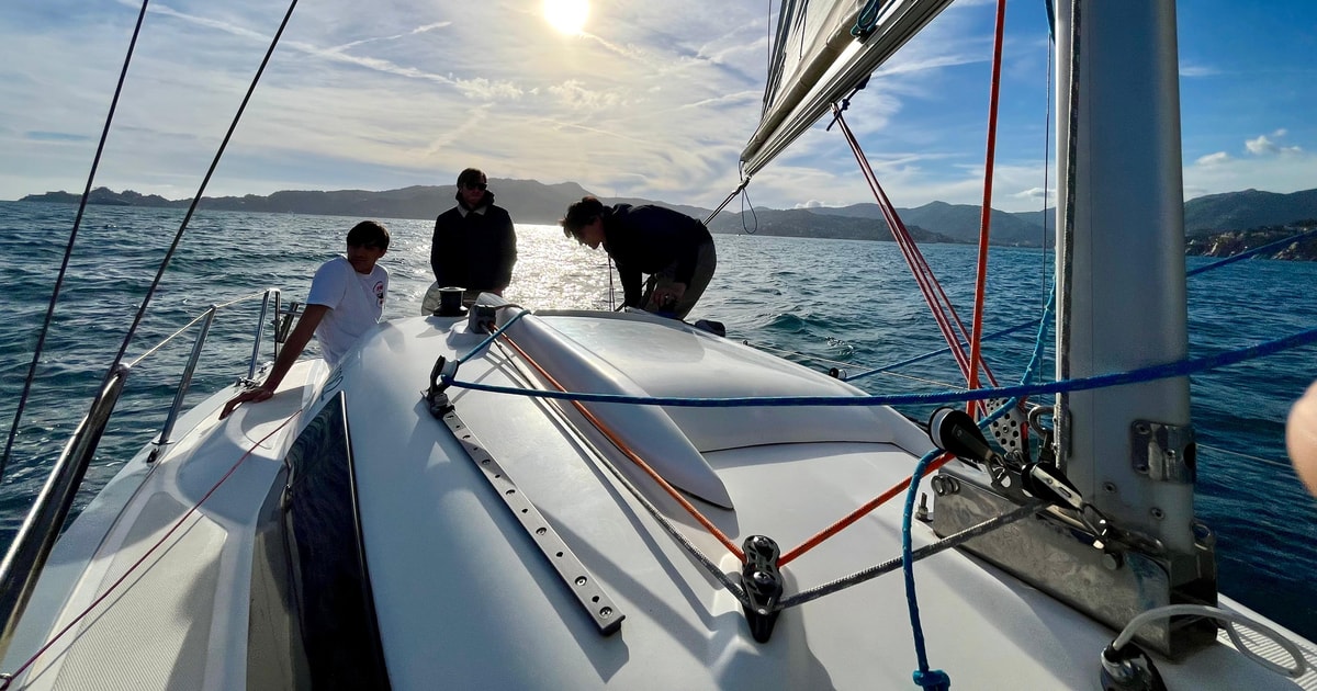 Voile dans le Tigullio : apprenez à naviguer et découvrez Portofino avec un skipper ! | GetYourGuide