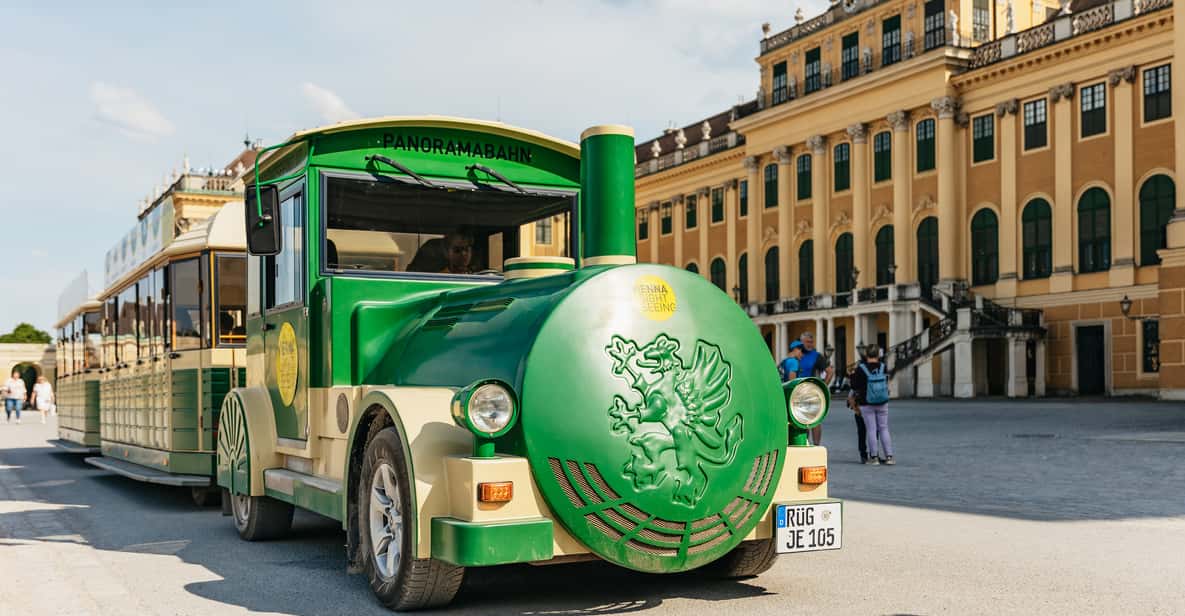 Vienna: treno panoramico per il Castello di Schönbrunn | GetYourGuide