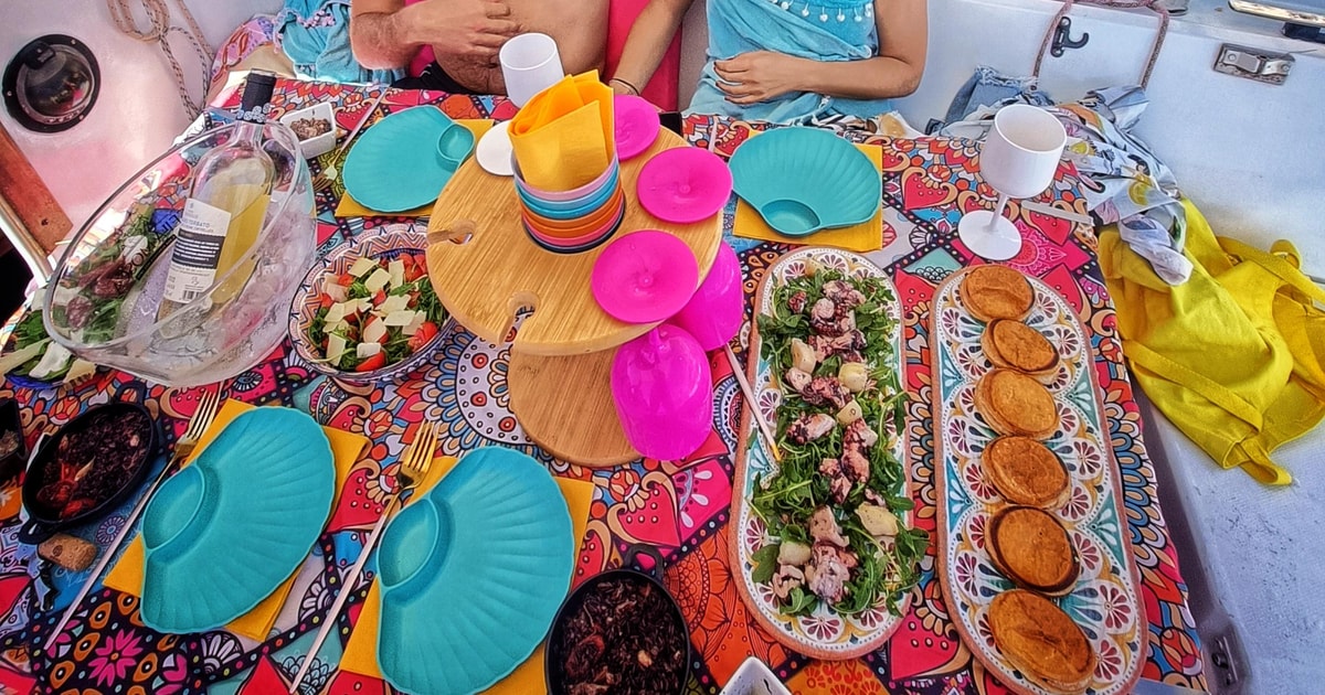 Zeilen en proeven in Cagliari met een rijke en verse lokale maaltijd ...