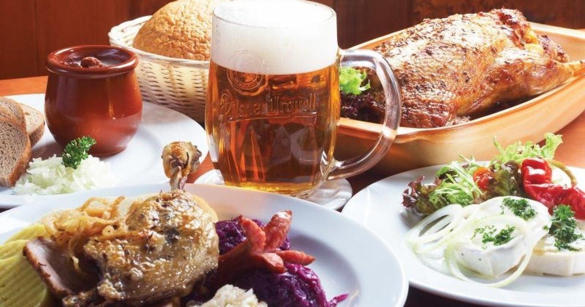 Sabor a Praga: 10 Cervezas y Cena Tradicional Checa | GetYourGuide