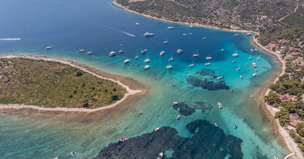 Desde Split: Tour en barco a la Laguna Azul, Naufragio y Trogir ...