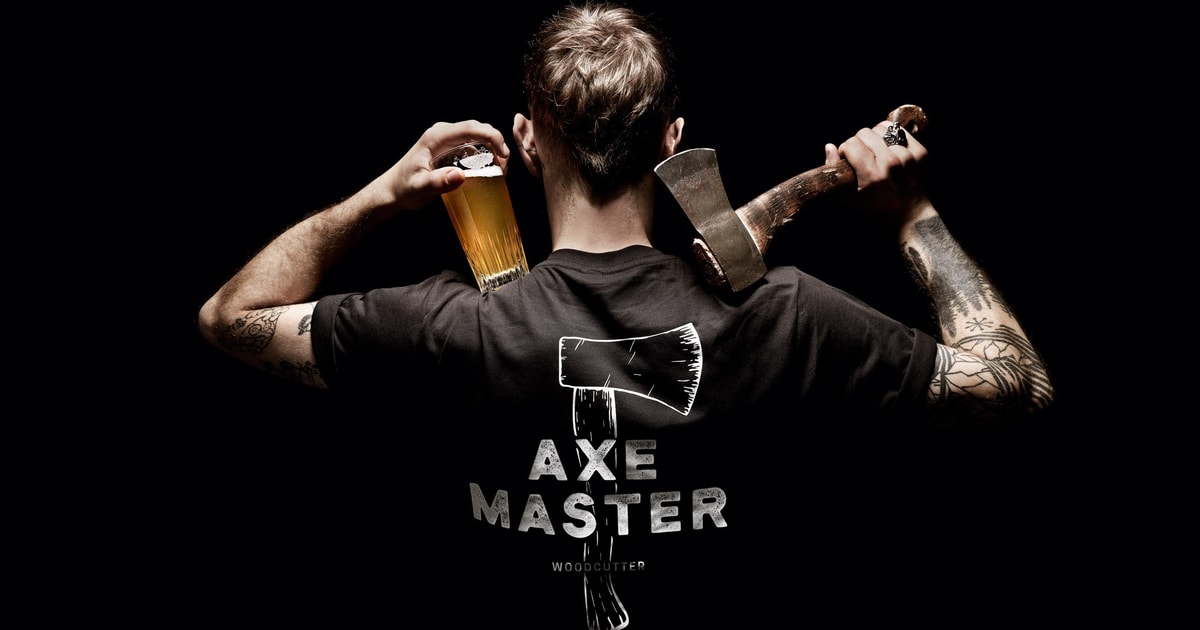 AXE THROWING & ENJOYING DRINKS IN COLOGNE'S FIRST AXE THROWING BAR ...