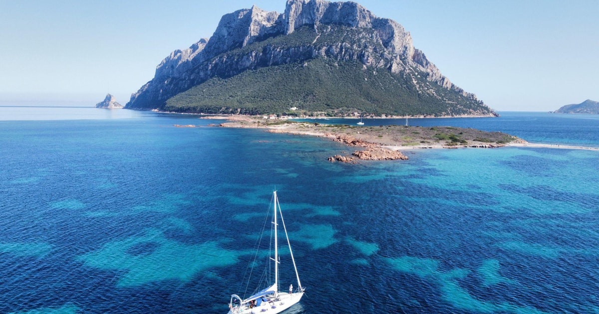 Vanuit San Teodoro: rondvaart met zeilboot | GetYourGuide