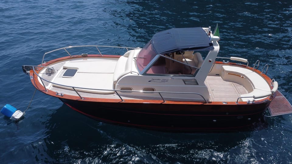 Giro in barca a Capri | GetYourGuide