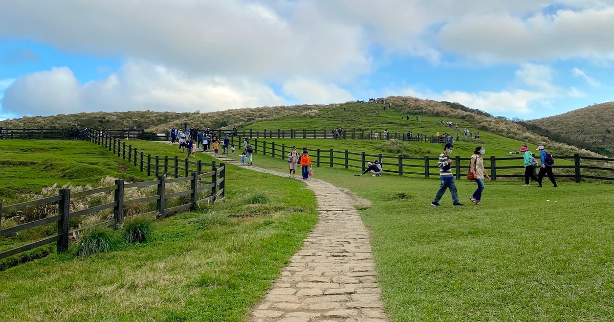 Taipei: Yangmingshan & Beitou Full-Day Tour | GetYourGuide