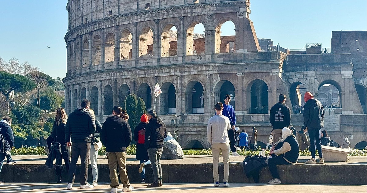 Visita guiada del Coliseo de Roma y barco por el río Tíber Hop on Hop ...