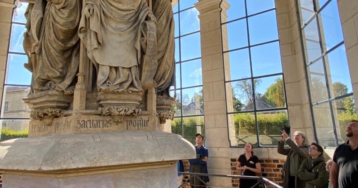 Dijon : Guided Tour : The Well of Moses | GetYourGuide