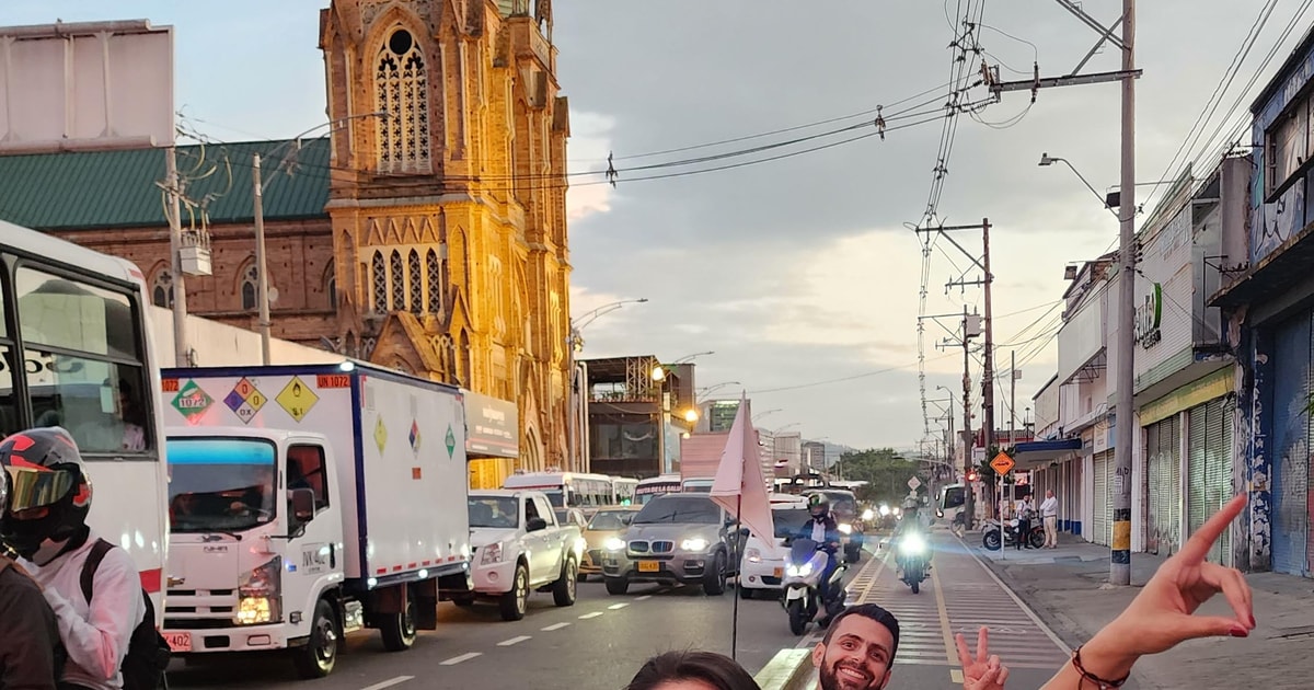 Medellin: Uthyrning av elektrisk trehjuling med guide för personliga ...