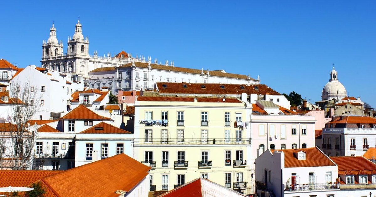 Golden Hour Walk: Alfama, stadsmuren en uitzicht op de zonsondergang ...